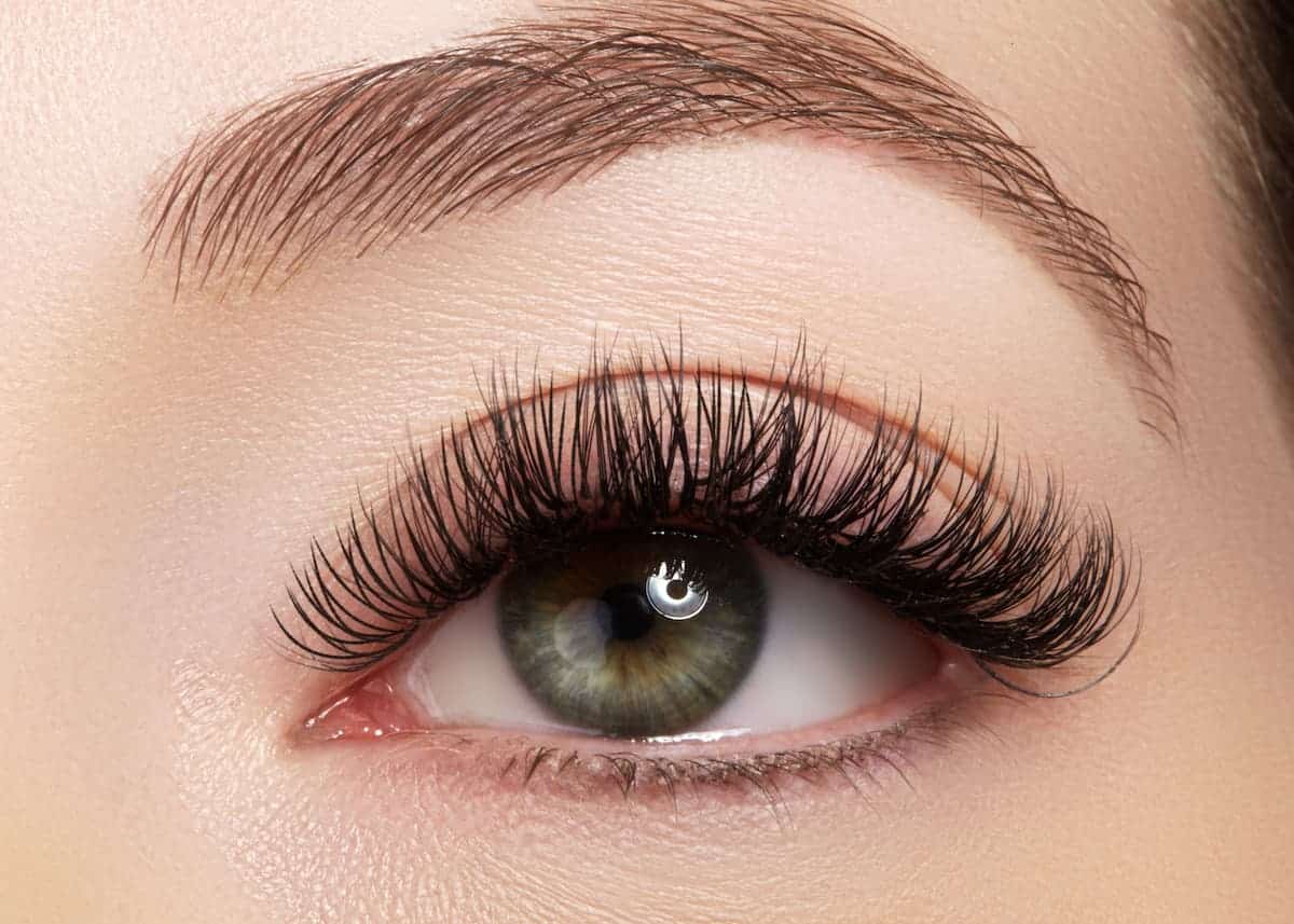 Cluster Lashes: Why You Should Avoid It + Lash Alternatives