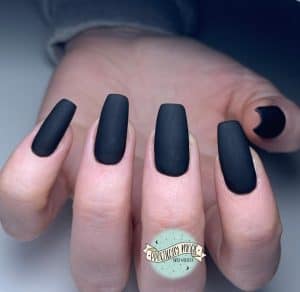 53 Alluring Black Nails That Exude Confidence and Sophistication