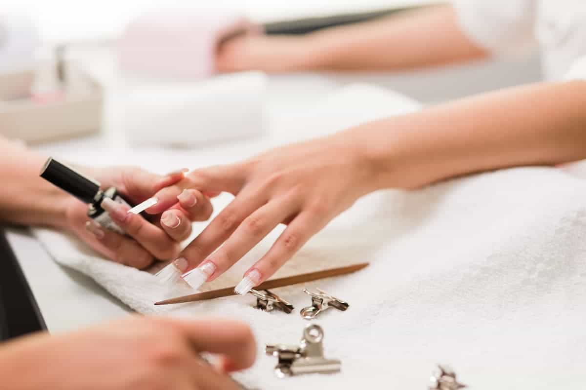 7 Alternatives to Acrylic Nails: The Nail-Friendly Manicures