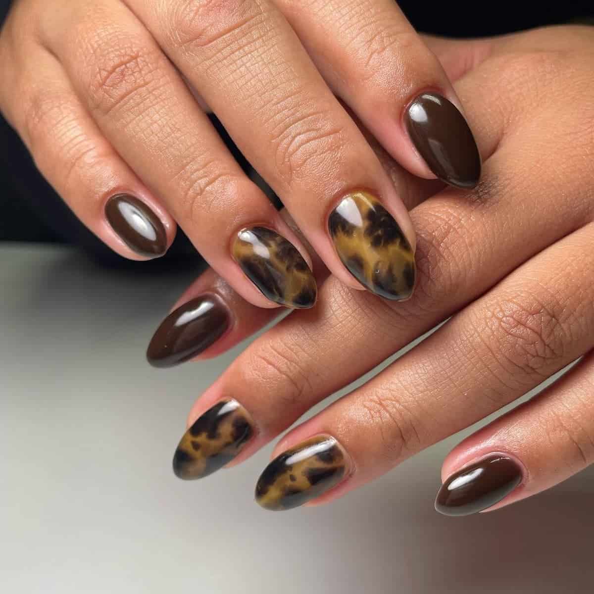 60 Tortoiseshell Nail Designs for a Timeless and Trendy Look!